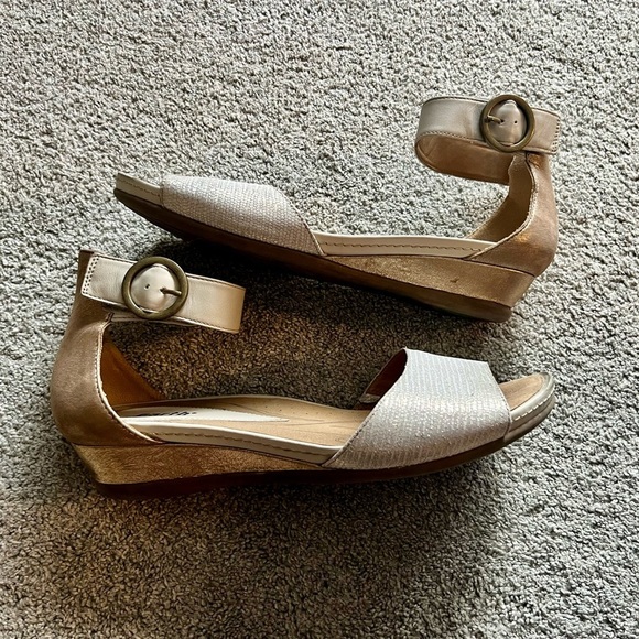 Earth | Shoes | Earth Sandals Womens 2 M Champagne Gold Leather Hera ...